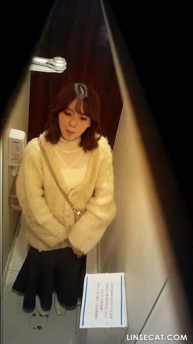 일본 여자 화장실에 숨겨진 카메라 오줌 누는 어린 소녀를 엿보는 거울 앞에서 귀여운 미소를 연습하십시오 58분 특장편